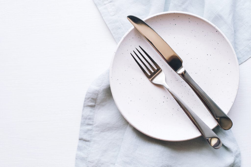 Cubiertos: ¿Cómo disponer y usarlos correctamente en la mesa?