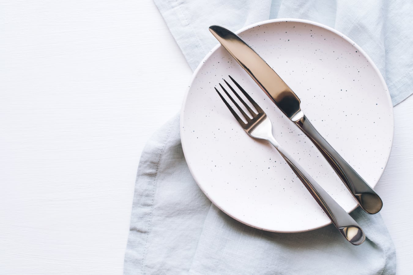 Cubiertos: ¿Cómo disponer y usarlos correctamente en la mesa?
